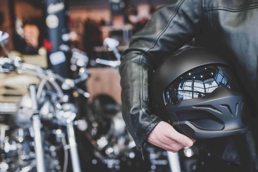 Guia de capacete de moto: tipos, homologações e dicas para escolher o ideal